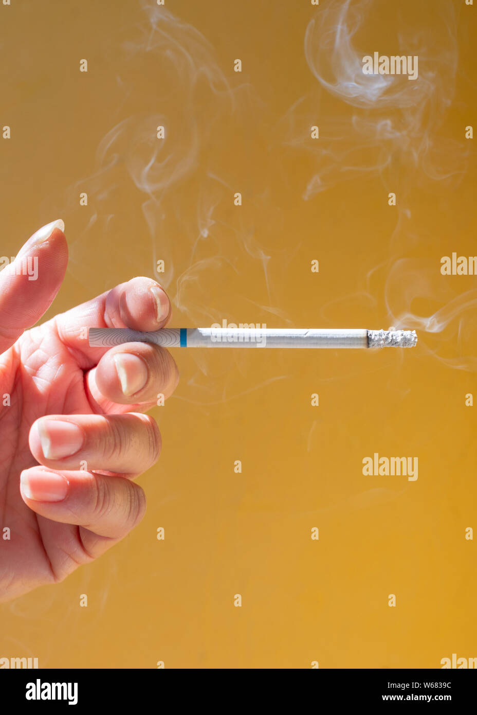 Girl hand cigarette hi-res stock photography and images - Alamy