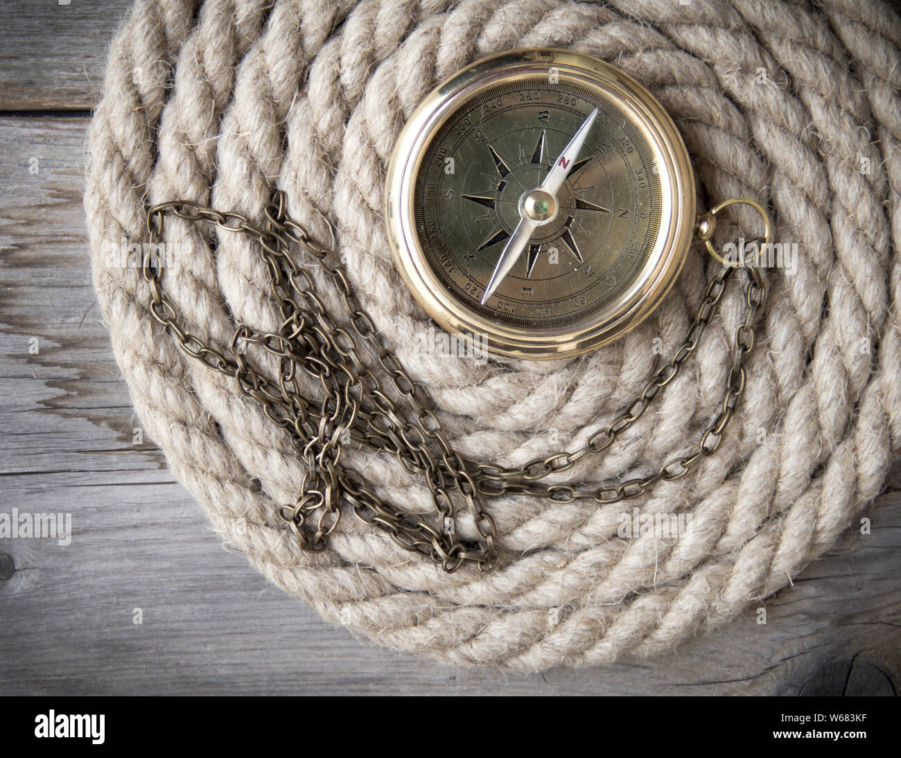 Compass and rope hi-res stock photography and images - Alamy