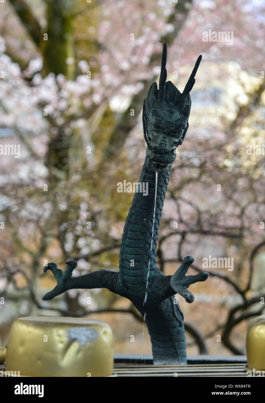 Dragon head water fountain statue hi-res stock photography and images ...