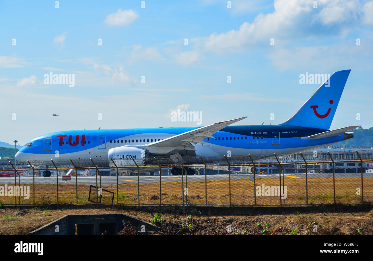 Tui plane boarding hi-res stock photography and images - Alamy