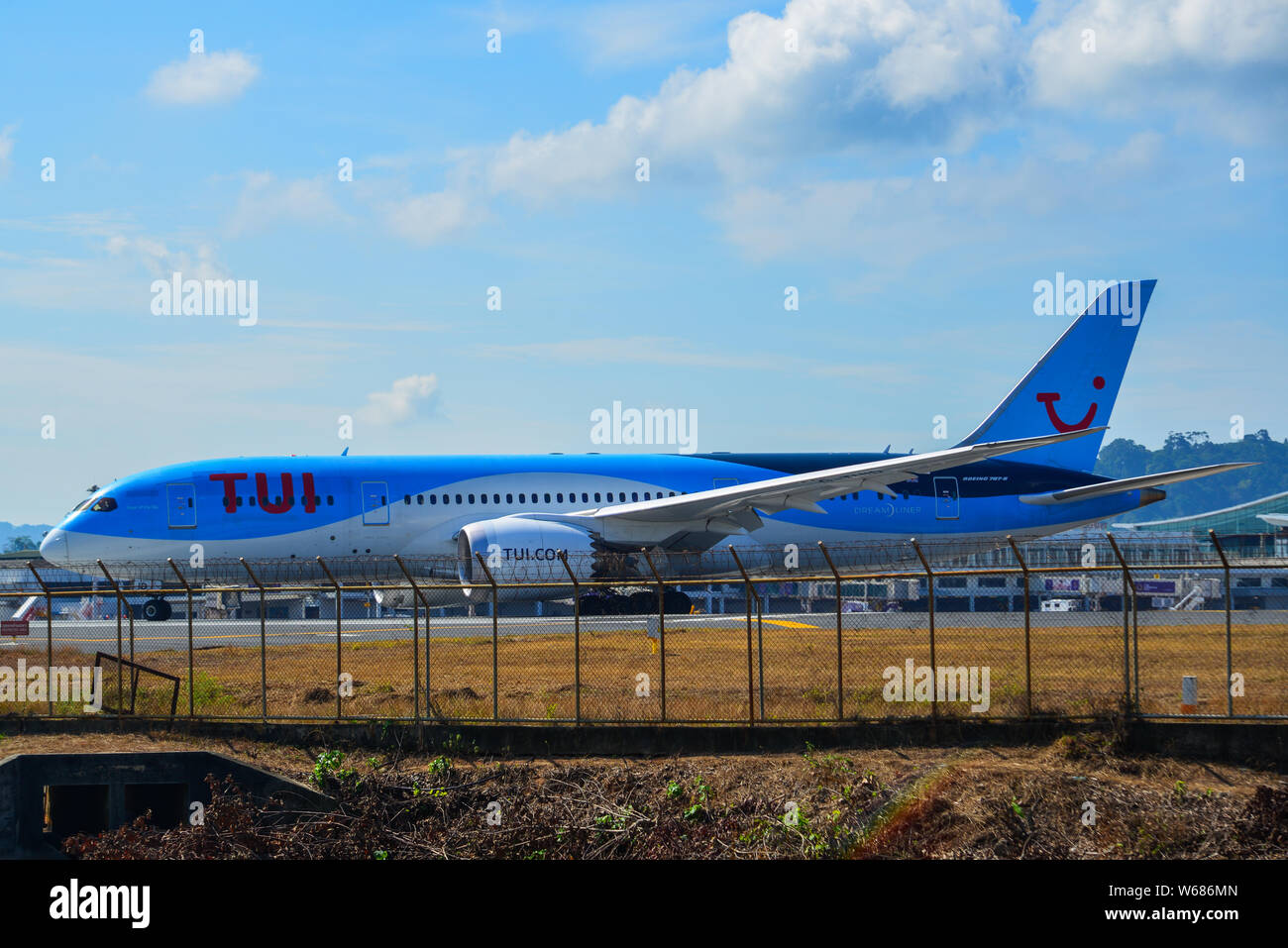 Tui plane boarding hi-res stock photography and images - Alamy