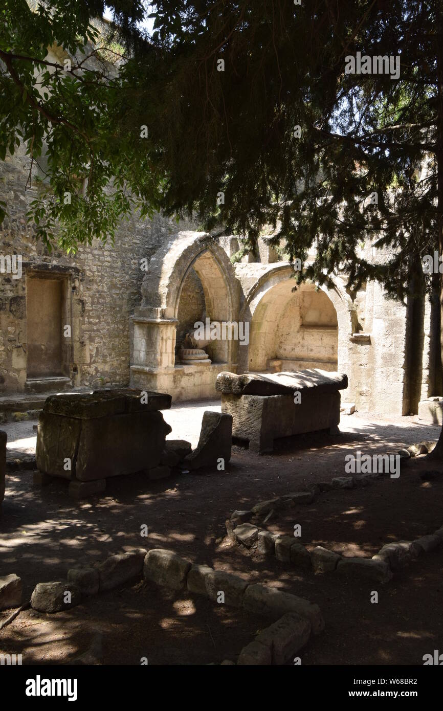 The alyscamps hi-res stock photography and images - Alamy