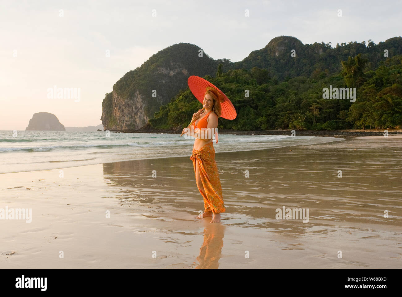 Sarong asia hi-res stock photography and images - Alamy