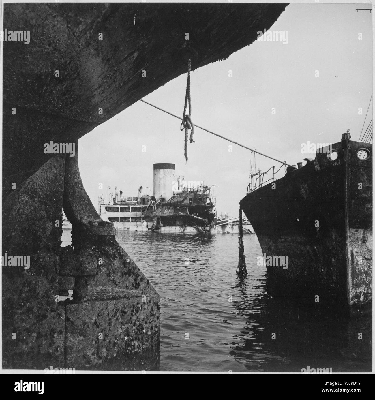 Ships being towed Black and White Stock Photos & Images - Alamy
