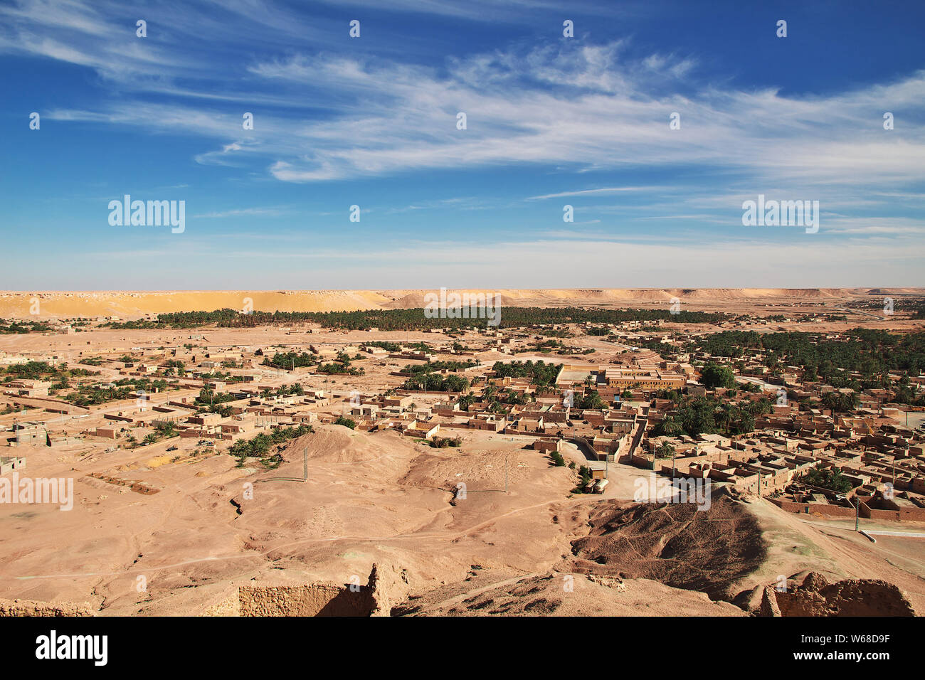 An oasis in the Sahara desert in the heart of Africa Stock Photo - Alamy