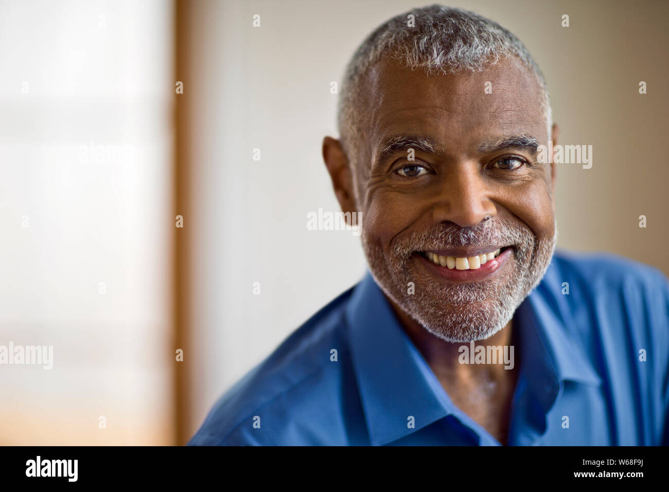 Portrait of smiling man Stock Photo - Alamy