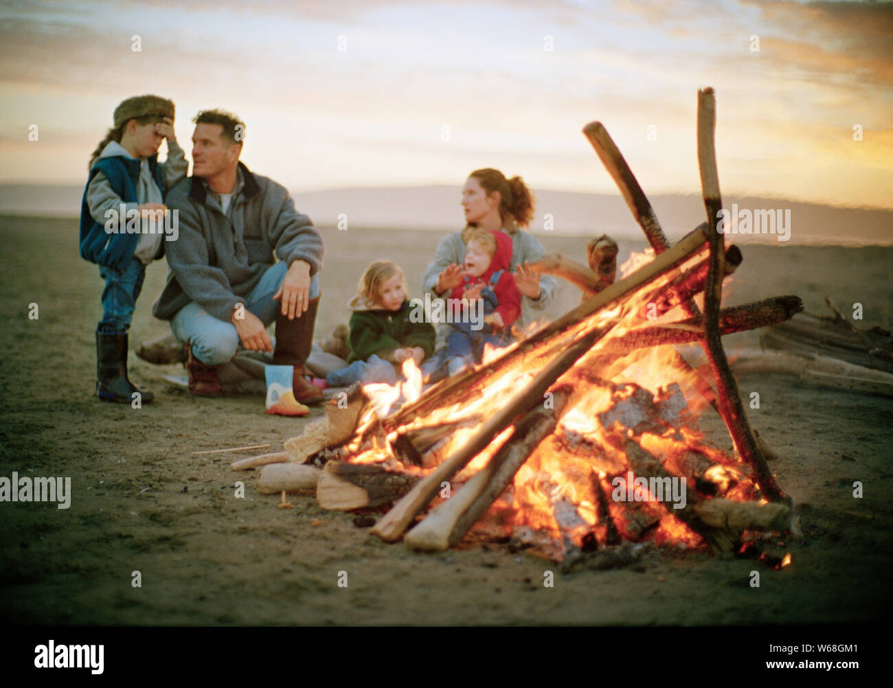 Children around bonfire hi-res stock photography and images - Alamy