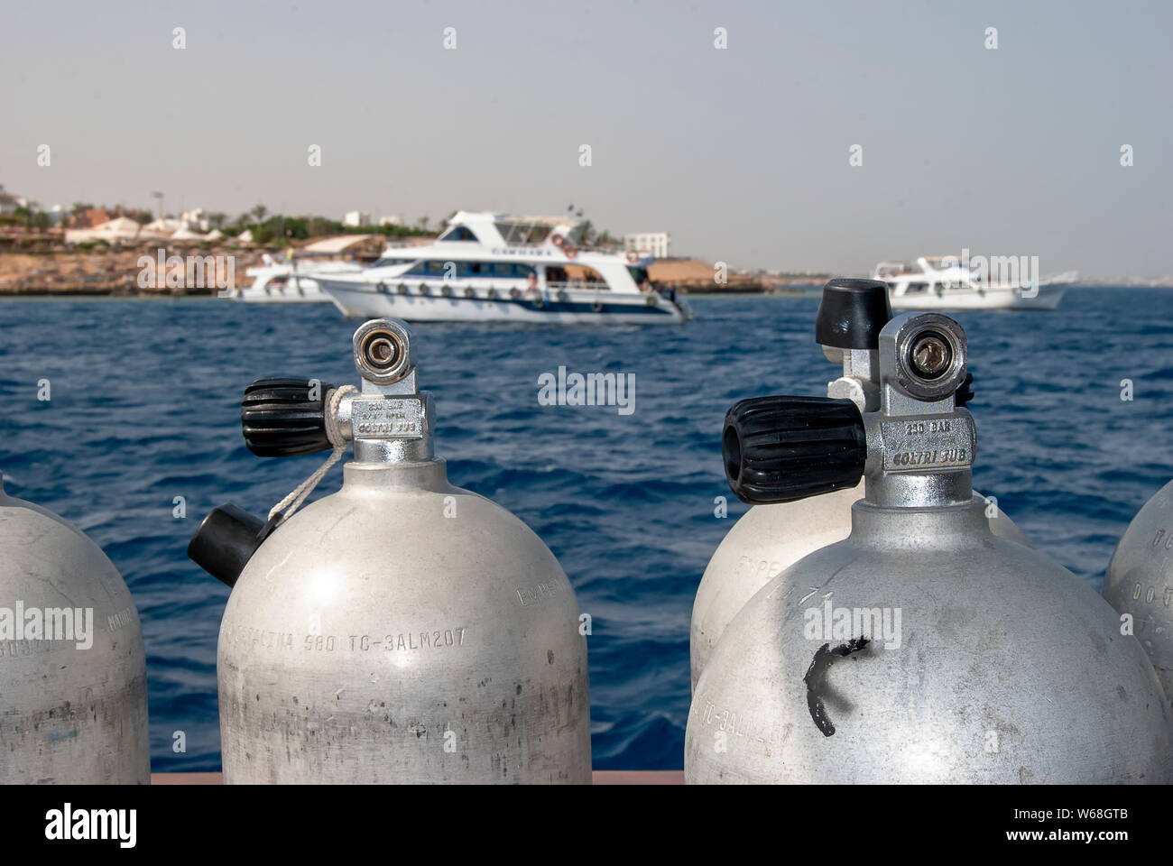 Scuba tanks hi-res stock photography and images - Alamy