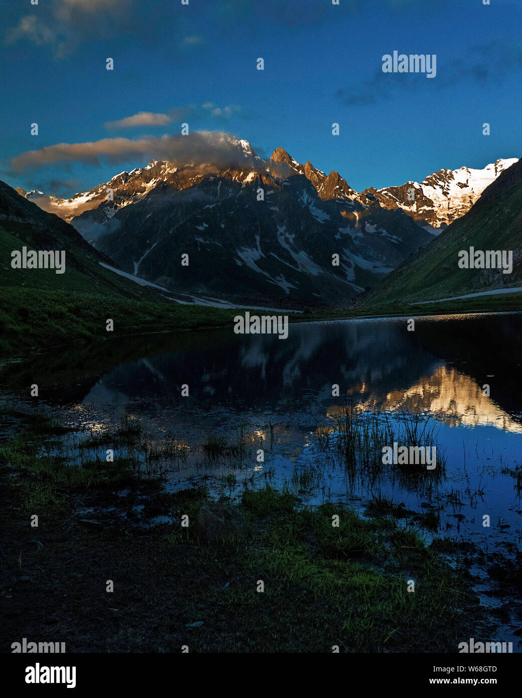 Reflection on a lake hi-res stock photography and images - Alamy