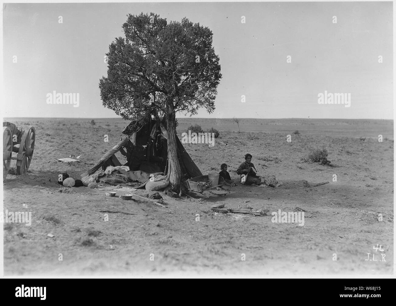 Navajo weaving spinning hi-res stock photography and images - Alamy