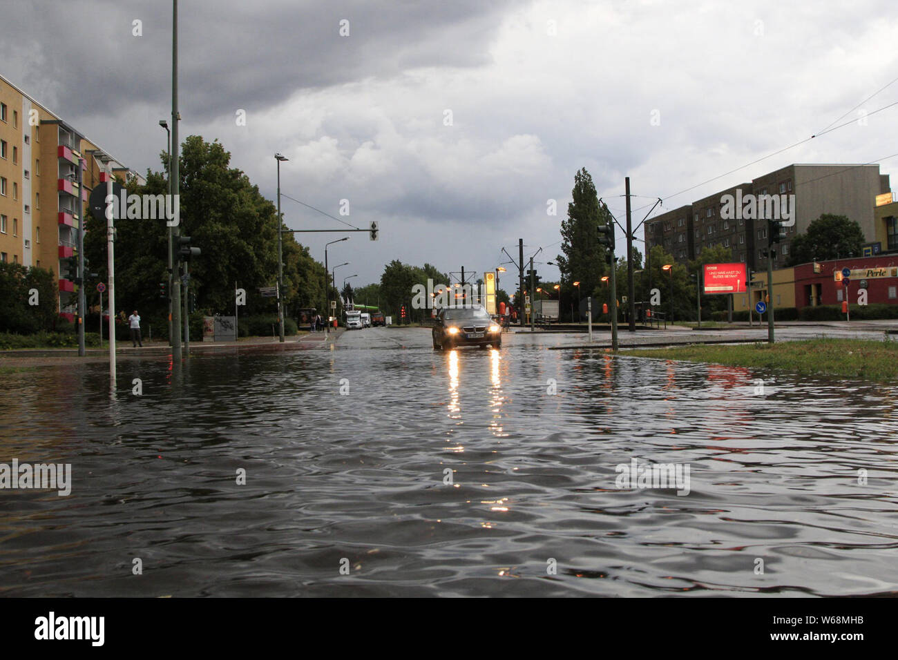 Berlin, Germany. 31st July 2019. After heavy rainfall, a car stands in ...