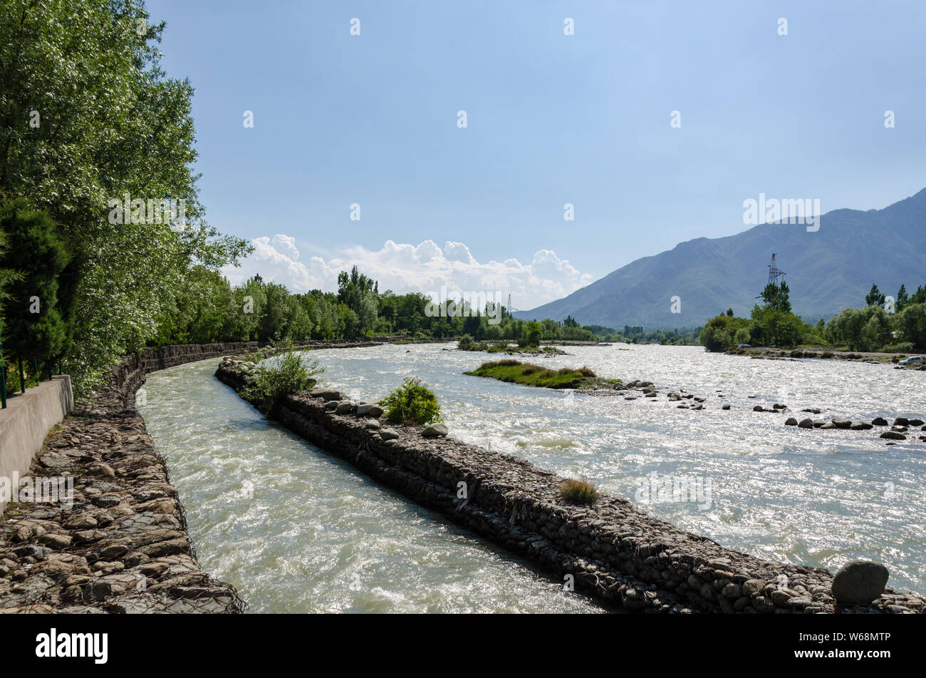 Beautiful view of Sind River flowing in Wayil, Ganderbal District of ...