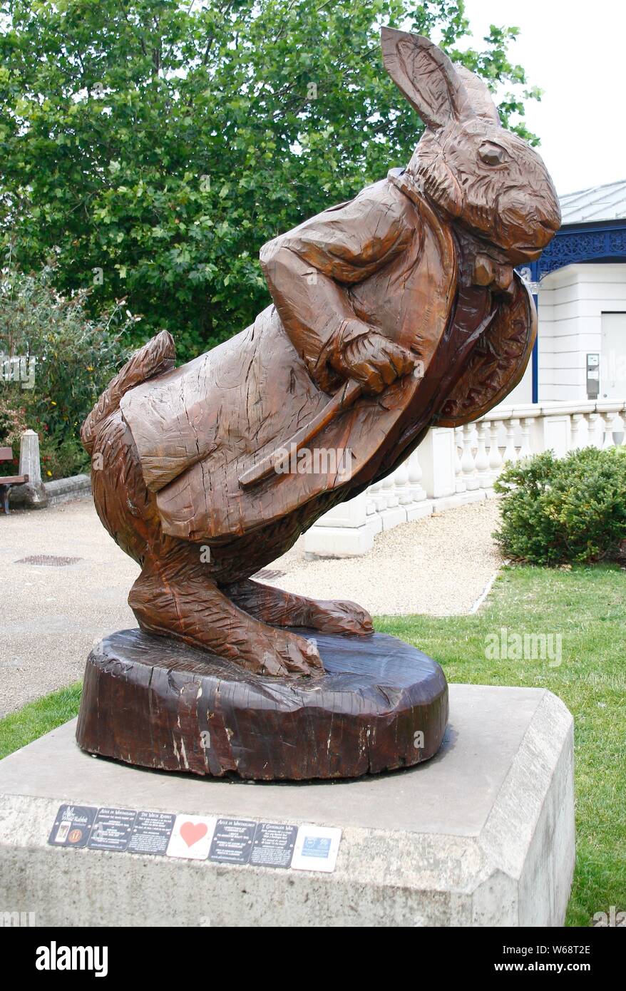 Alice in wonderland wooden statue hi-res stock photography and images ...