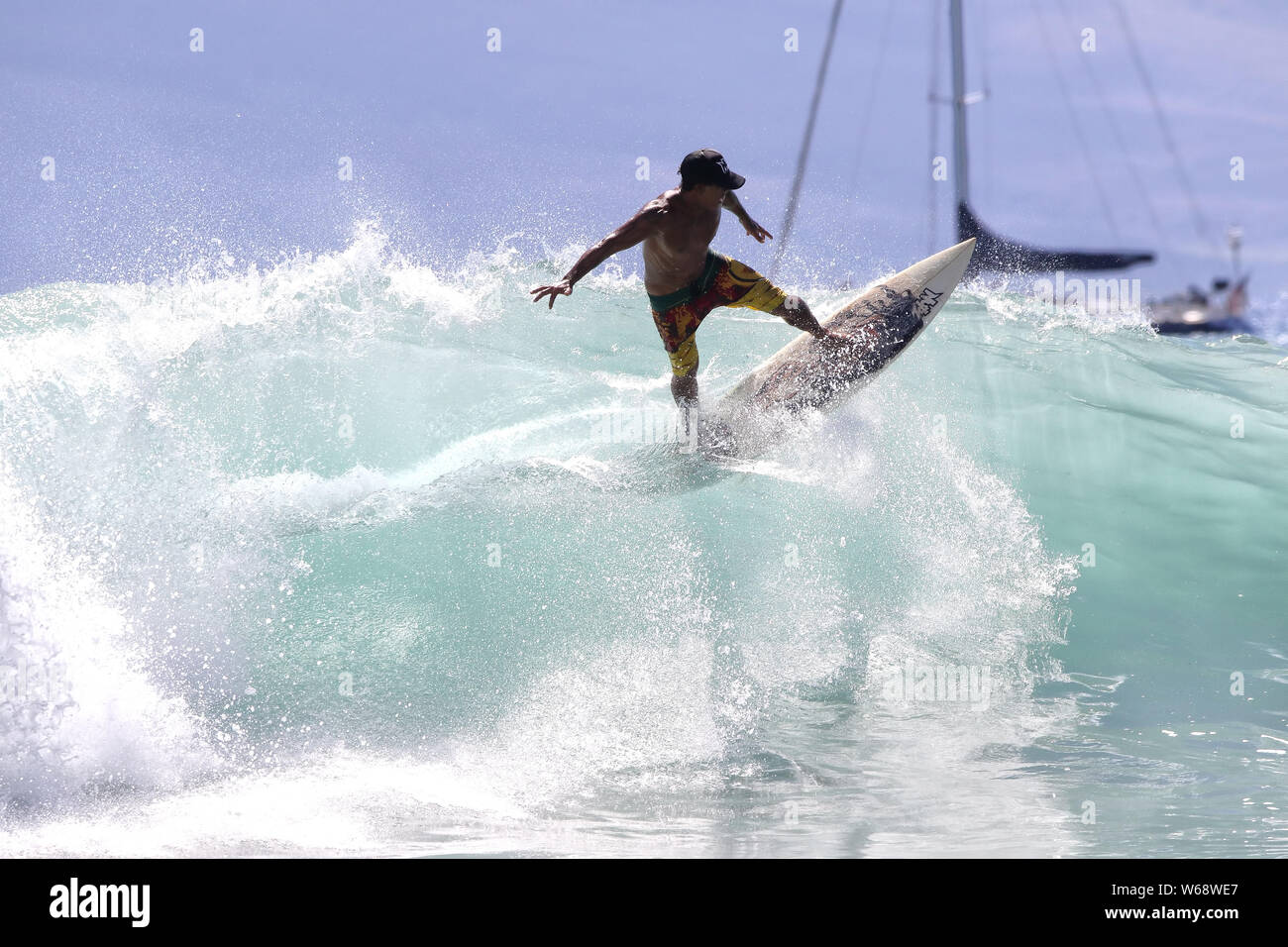 Extreme surf ay Breakwall in Lahaina on Maui Stock Photo - Alamy
