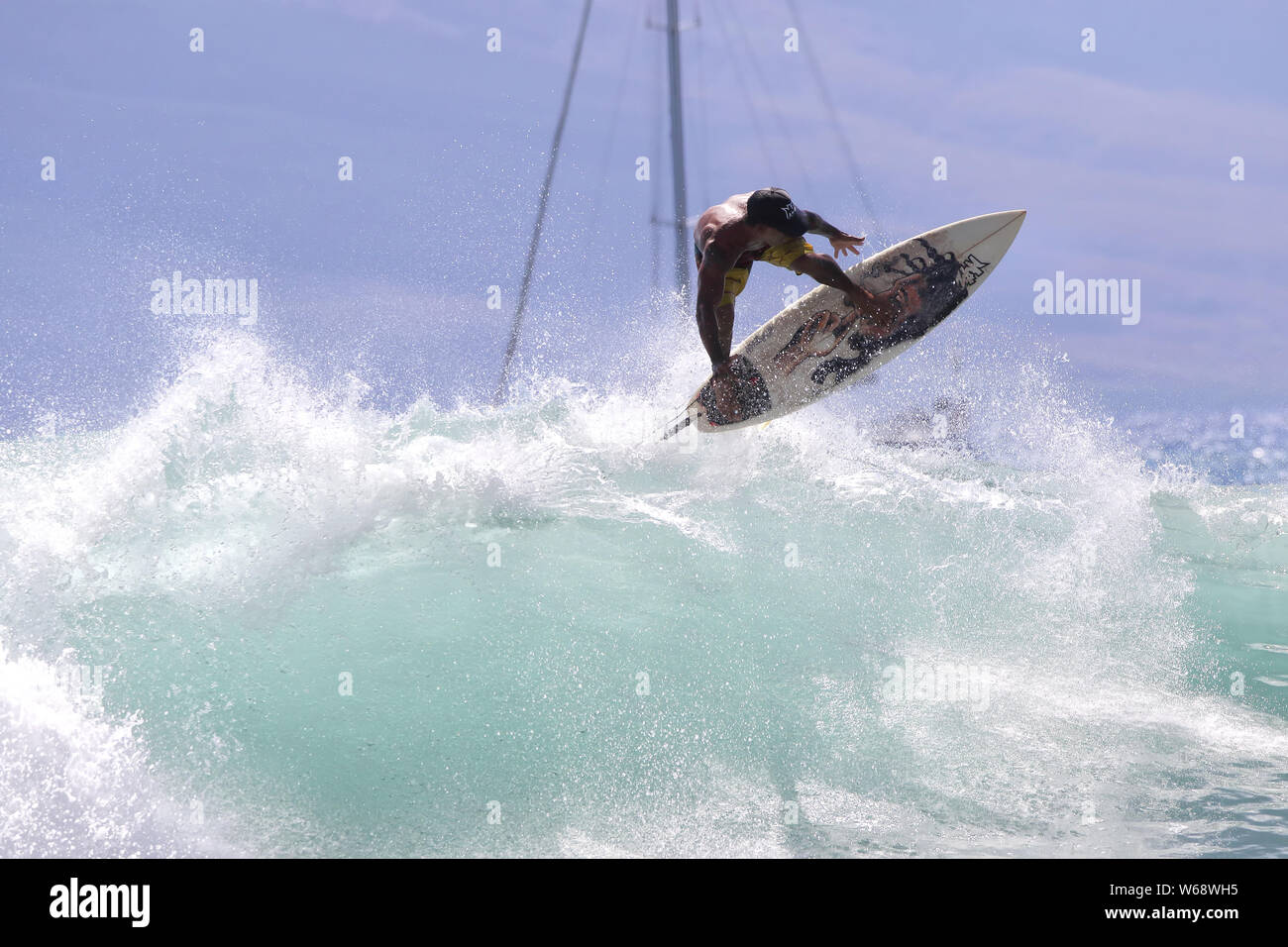 Extreme surf at Breakwall in Lahaina on Maui Stock Photo - Alamy