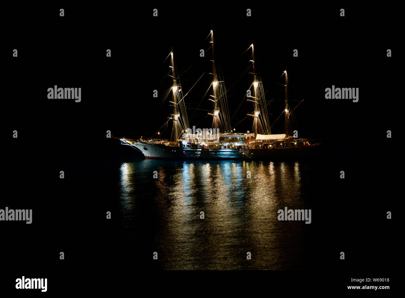 Illumination boat hi-res stock photography and images - Alamy