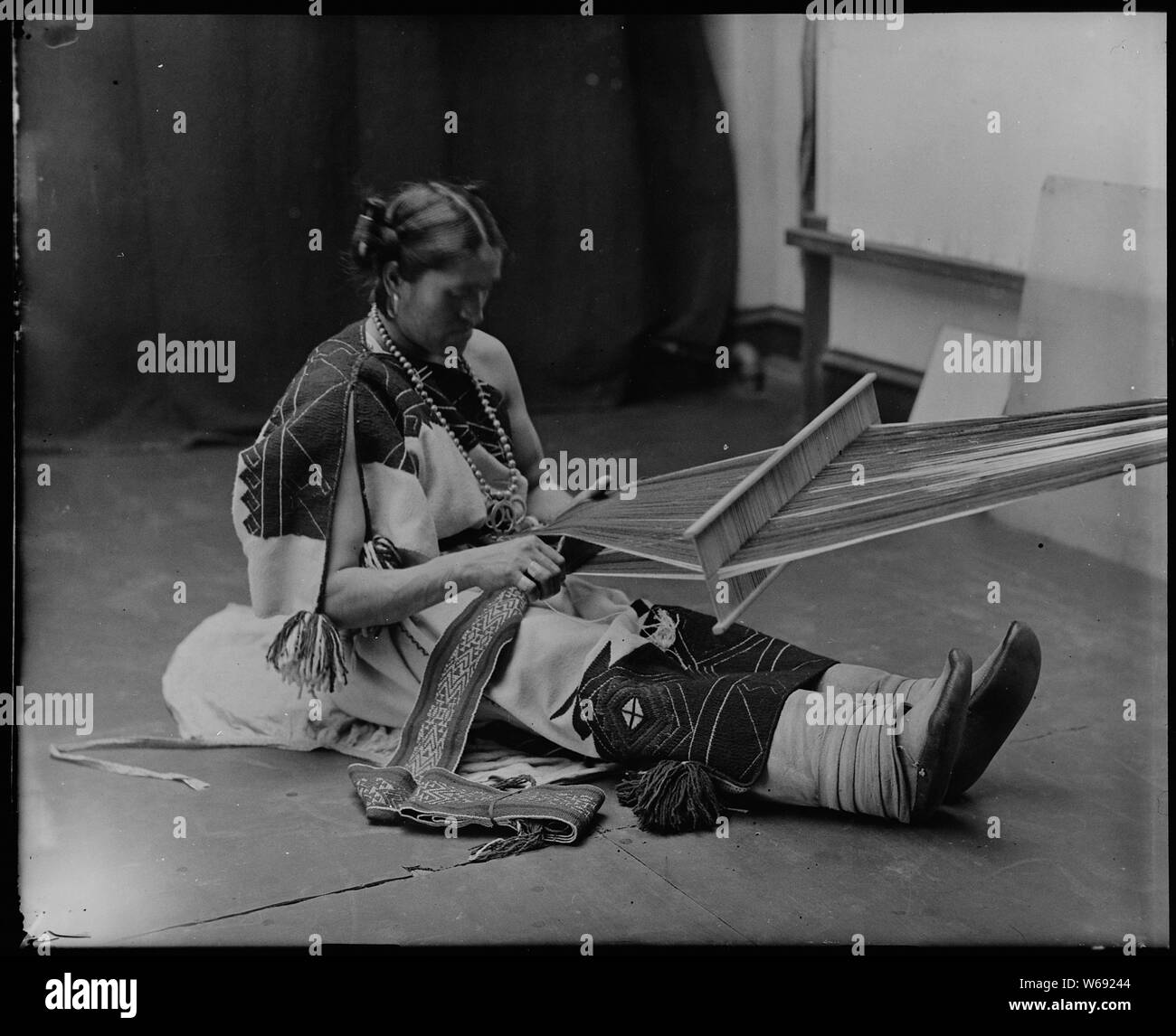 We-Wa, a Zuni berdache, weaving Stock Photo - Alamy