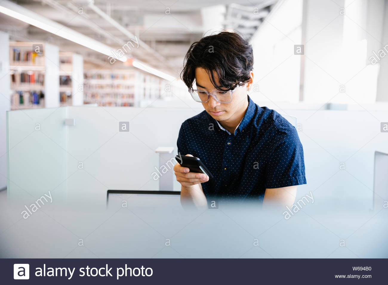 Secondary student smartphone hi-res stock photography and images - Alamy
