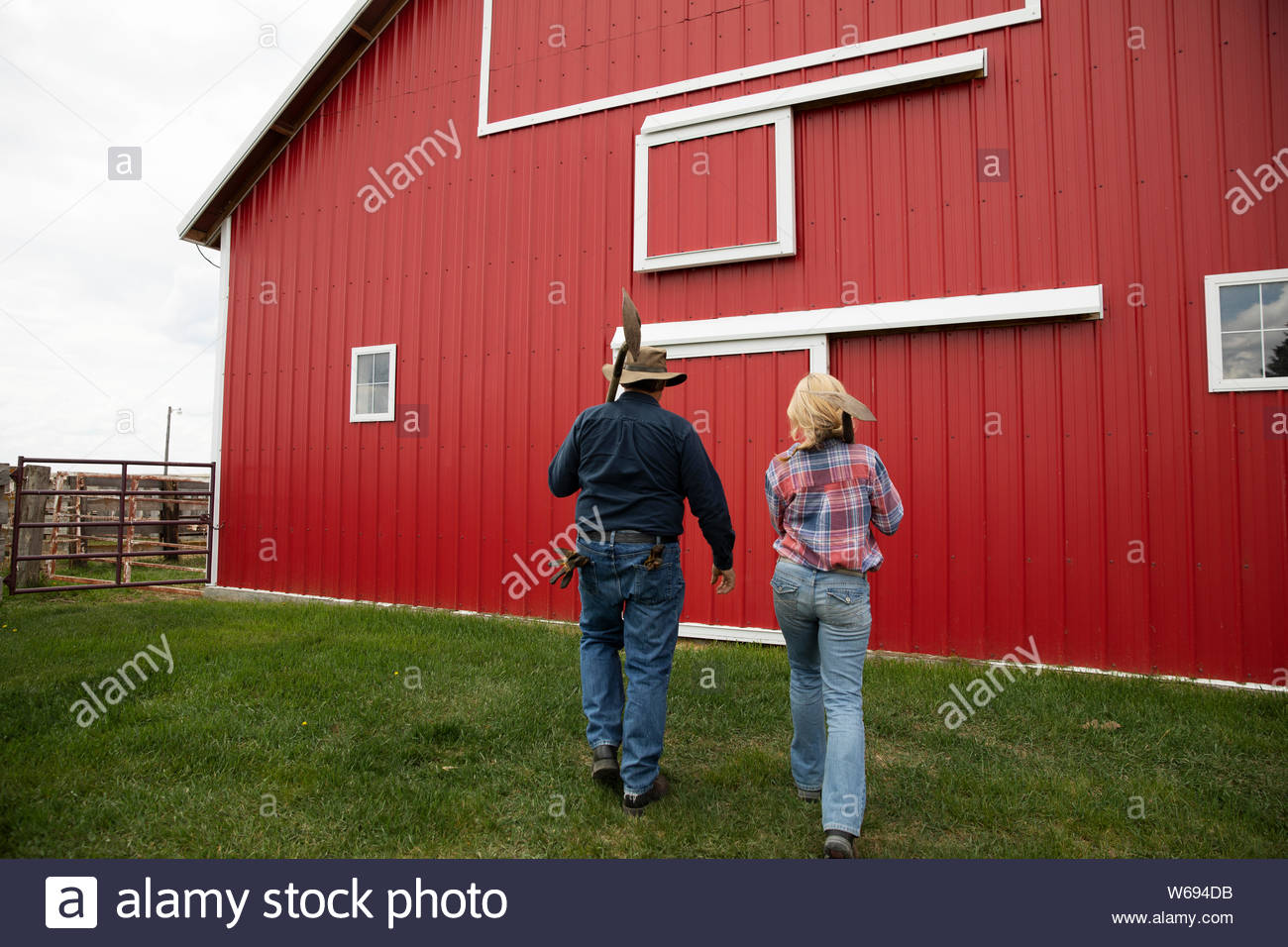 Senior couple working on farm hi-res stock photography and images - Alamy