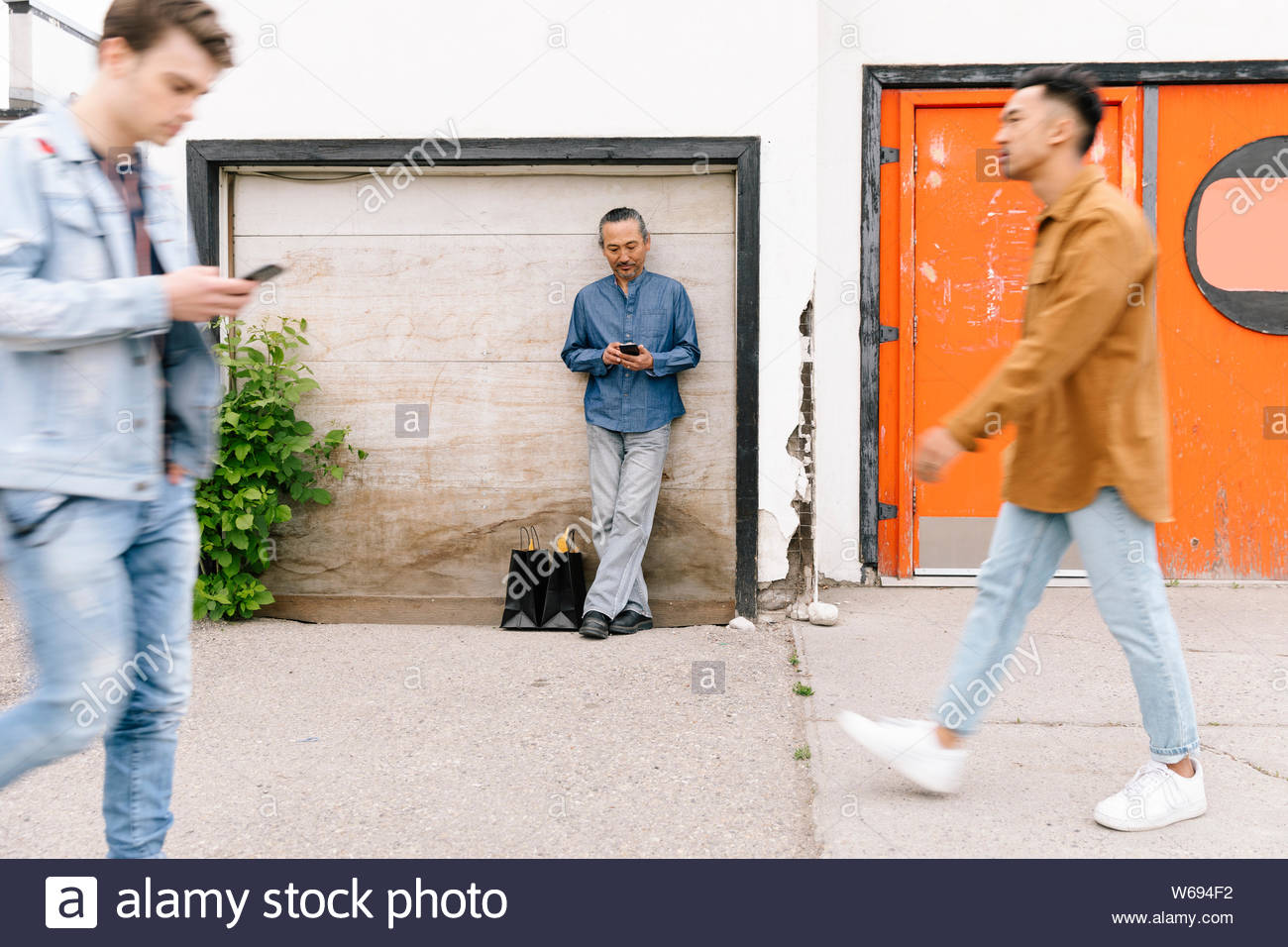 Walking with cell phones hi-res stock photography and images - Alamy