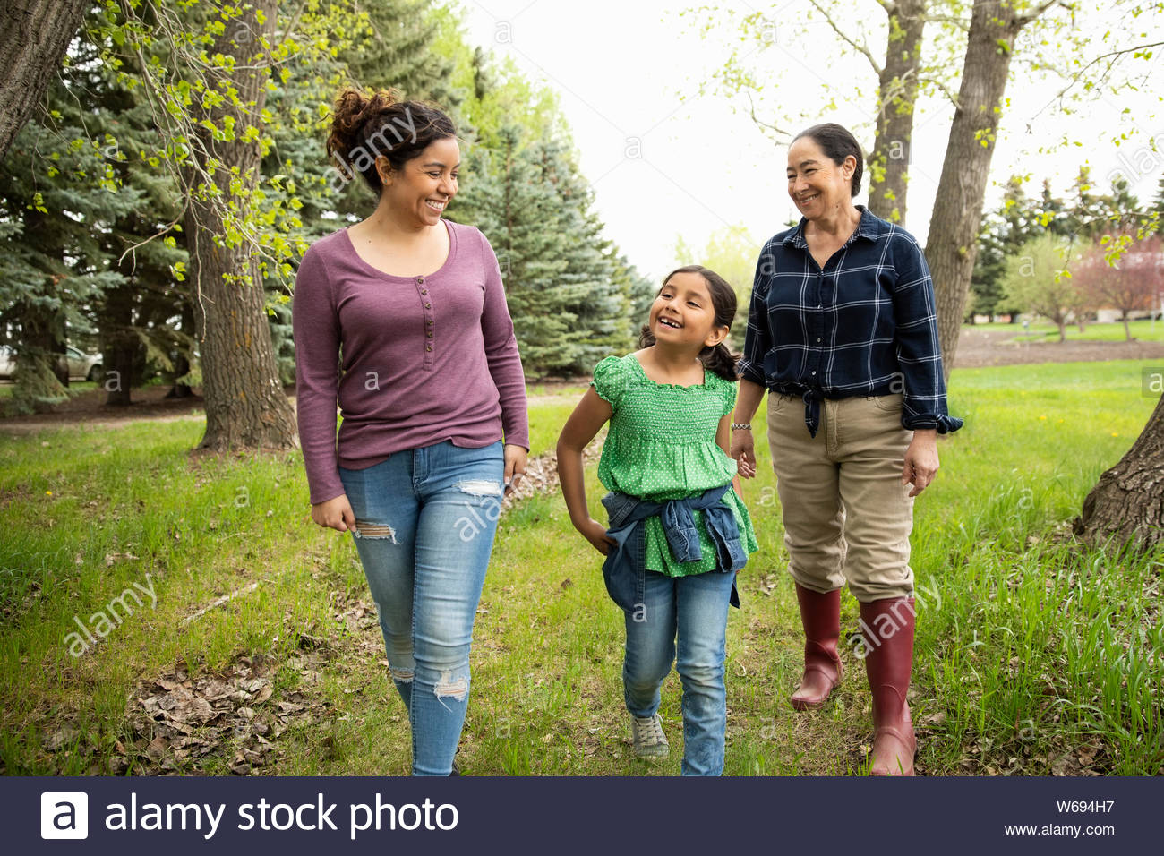 Girls talking back view hi-res stock photography and images - Alamy