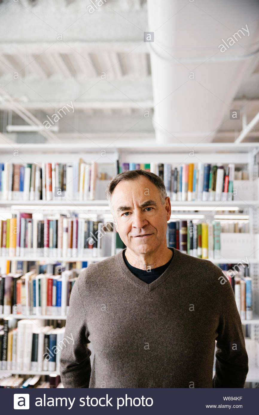 Portrait of senior man in univerity library Stock Photo - Alamy