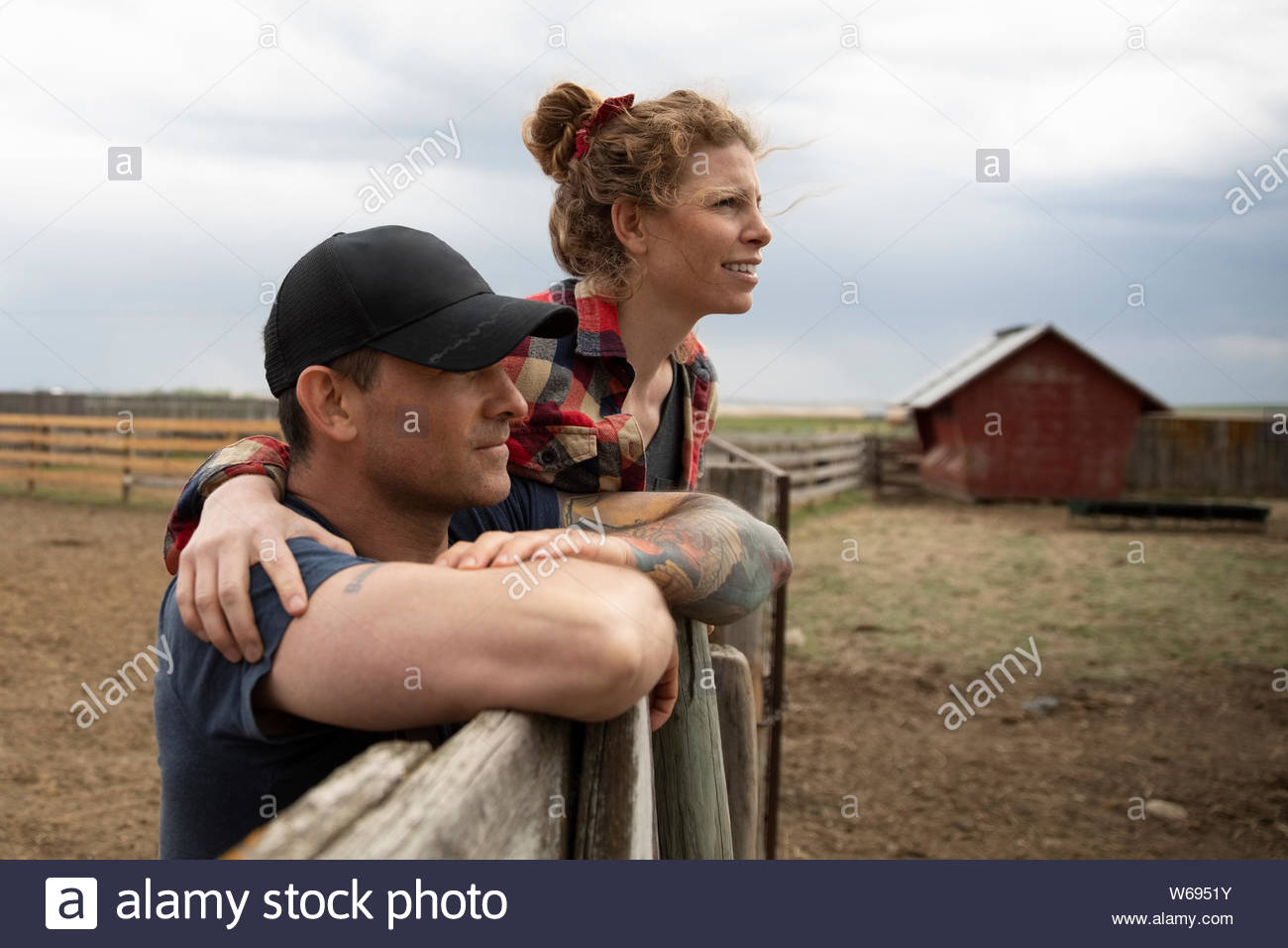 Couple farmer fence hi-res stock photography and images - Alamy