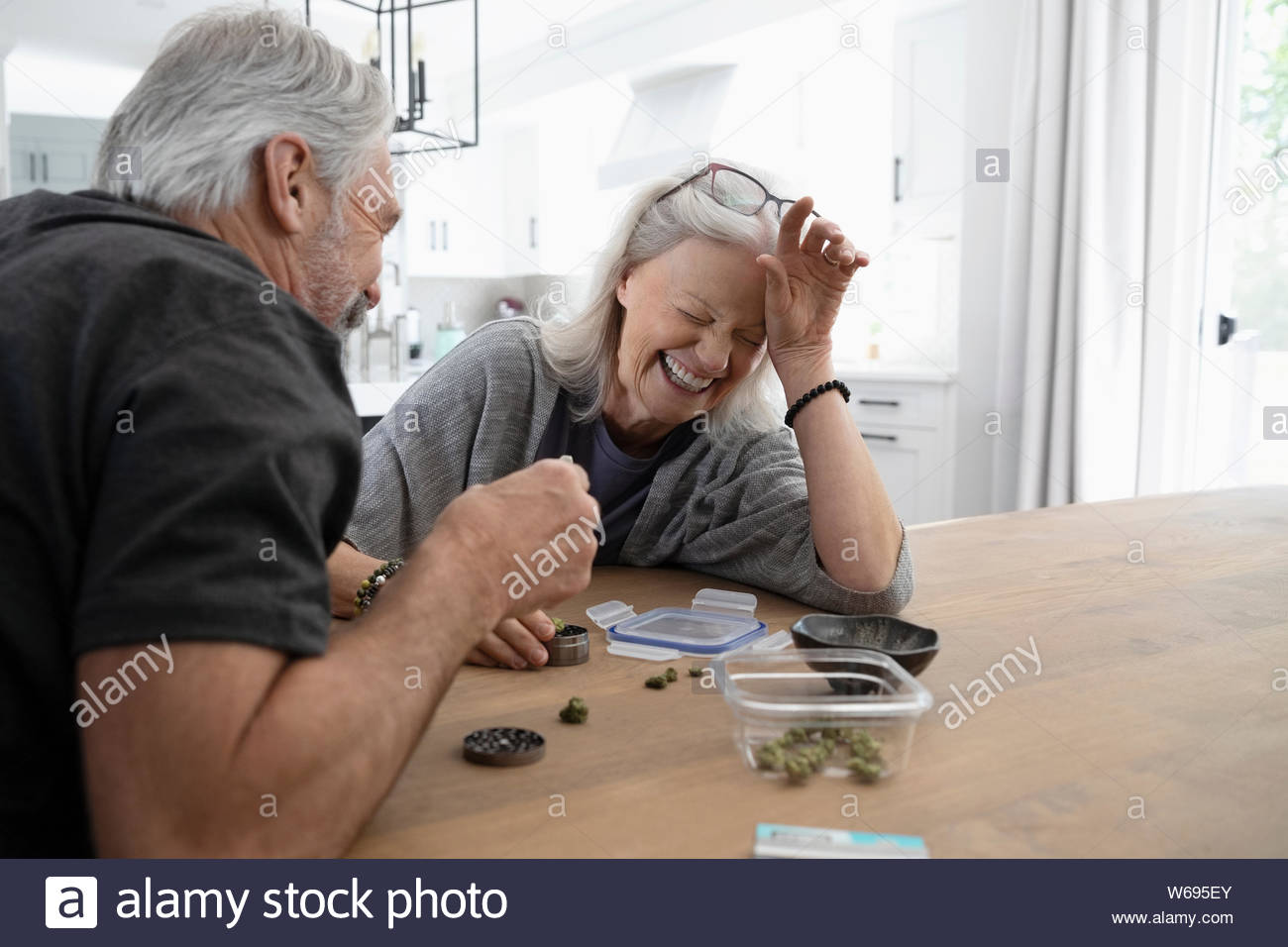 Smoking weed together hi-res stock photography and images - Alamy