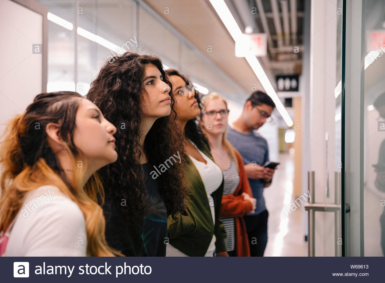 Students looking notice board hi-res stock photography and images - Alamy