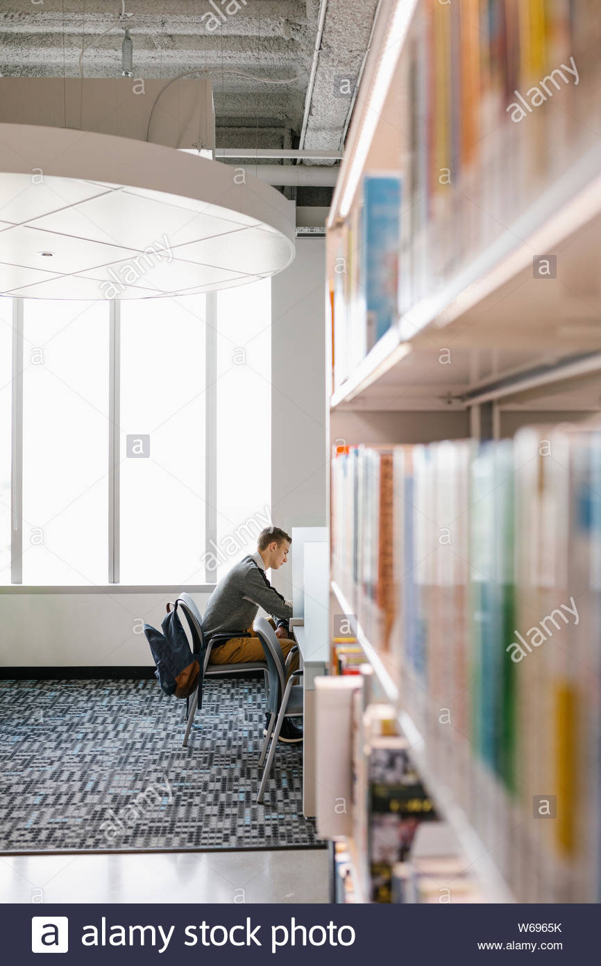 Library books on shelf hi-res stock photography and images - Alamy