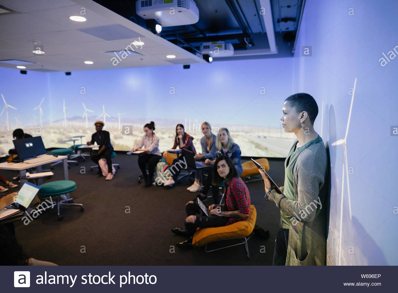 Lecturer teaching students in VR classroom Stock Photo - Alamy