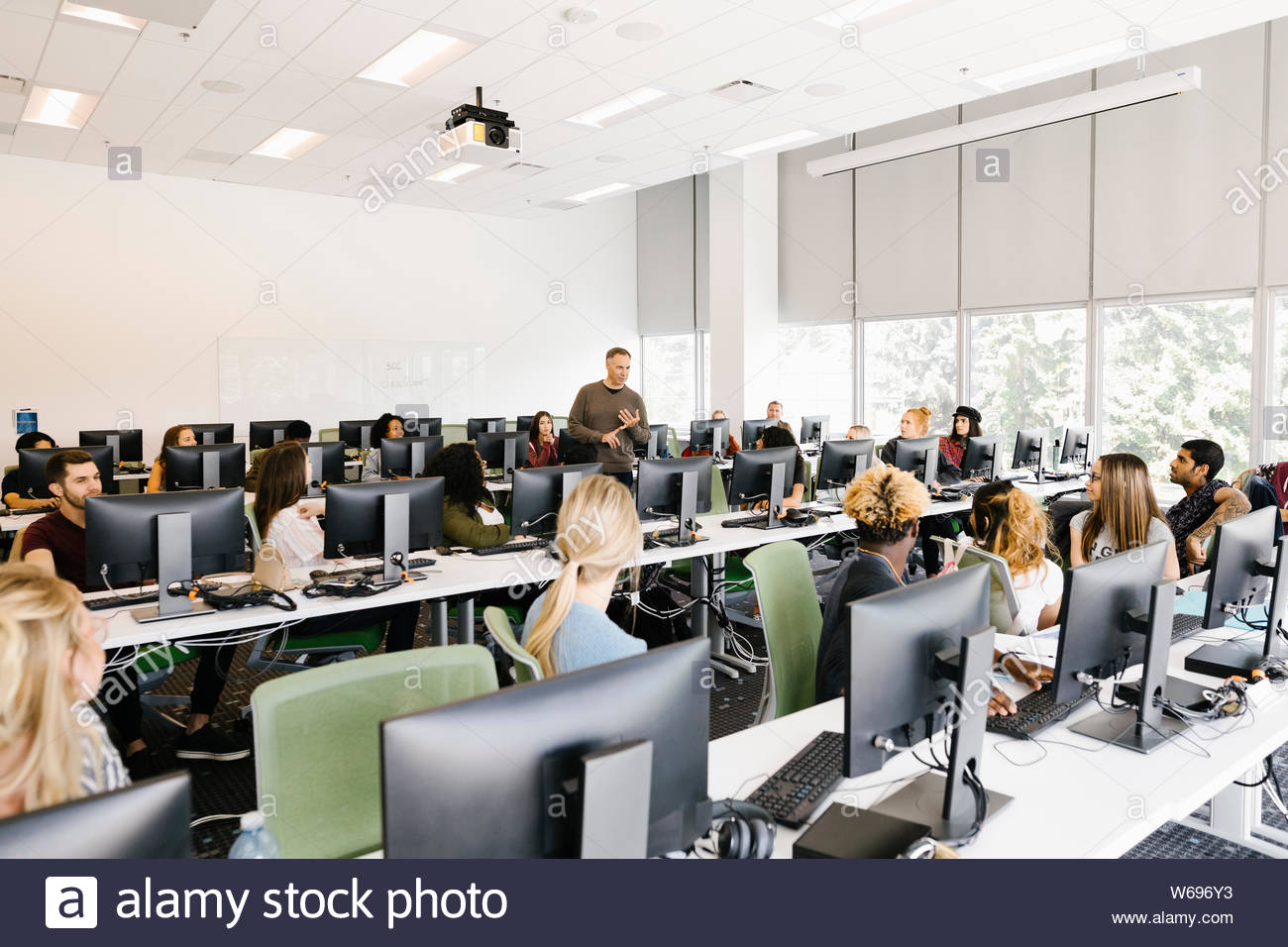 Student classroom computer hi-res stock photography and images - Alamy