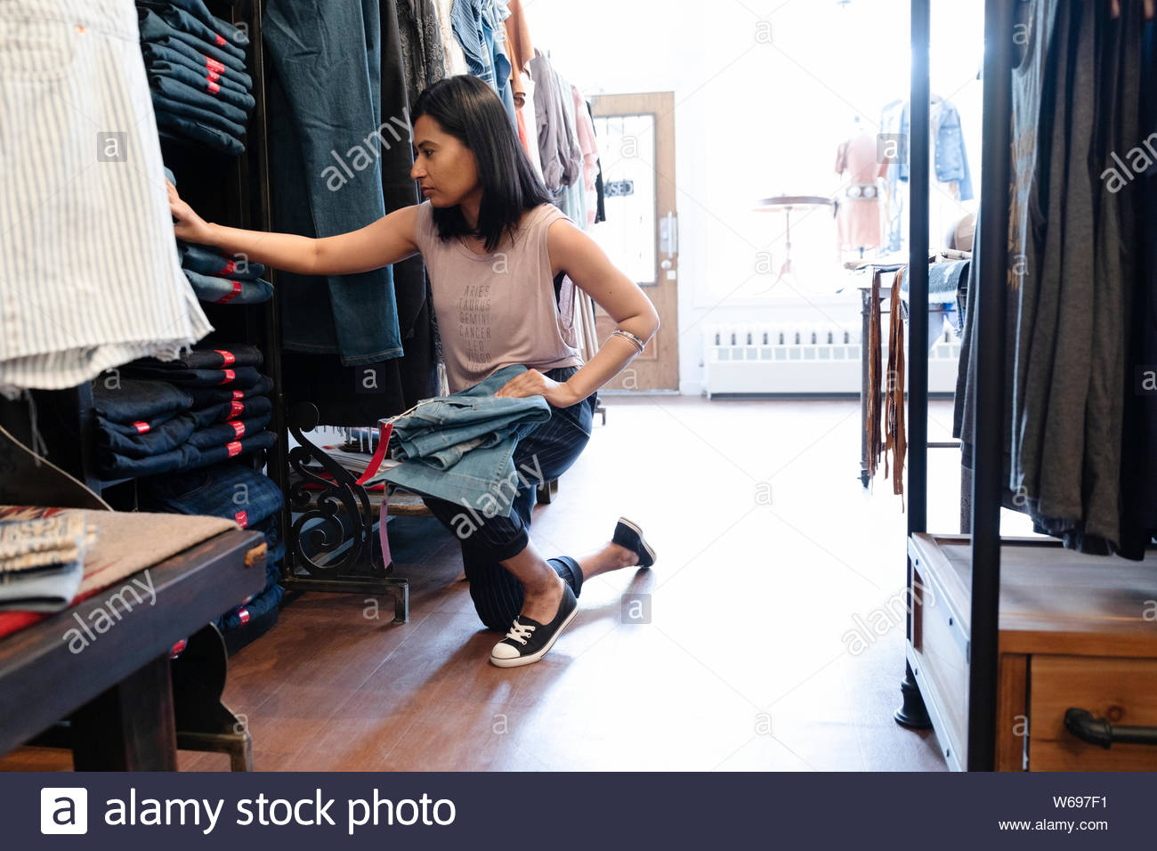Jeans shopping woman hi-res stock photography and images - Alamy