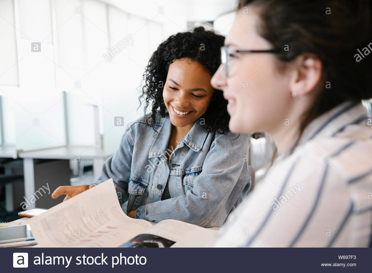 Teamwork collaboration hi-res stock photography and images - Alamy