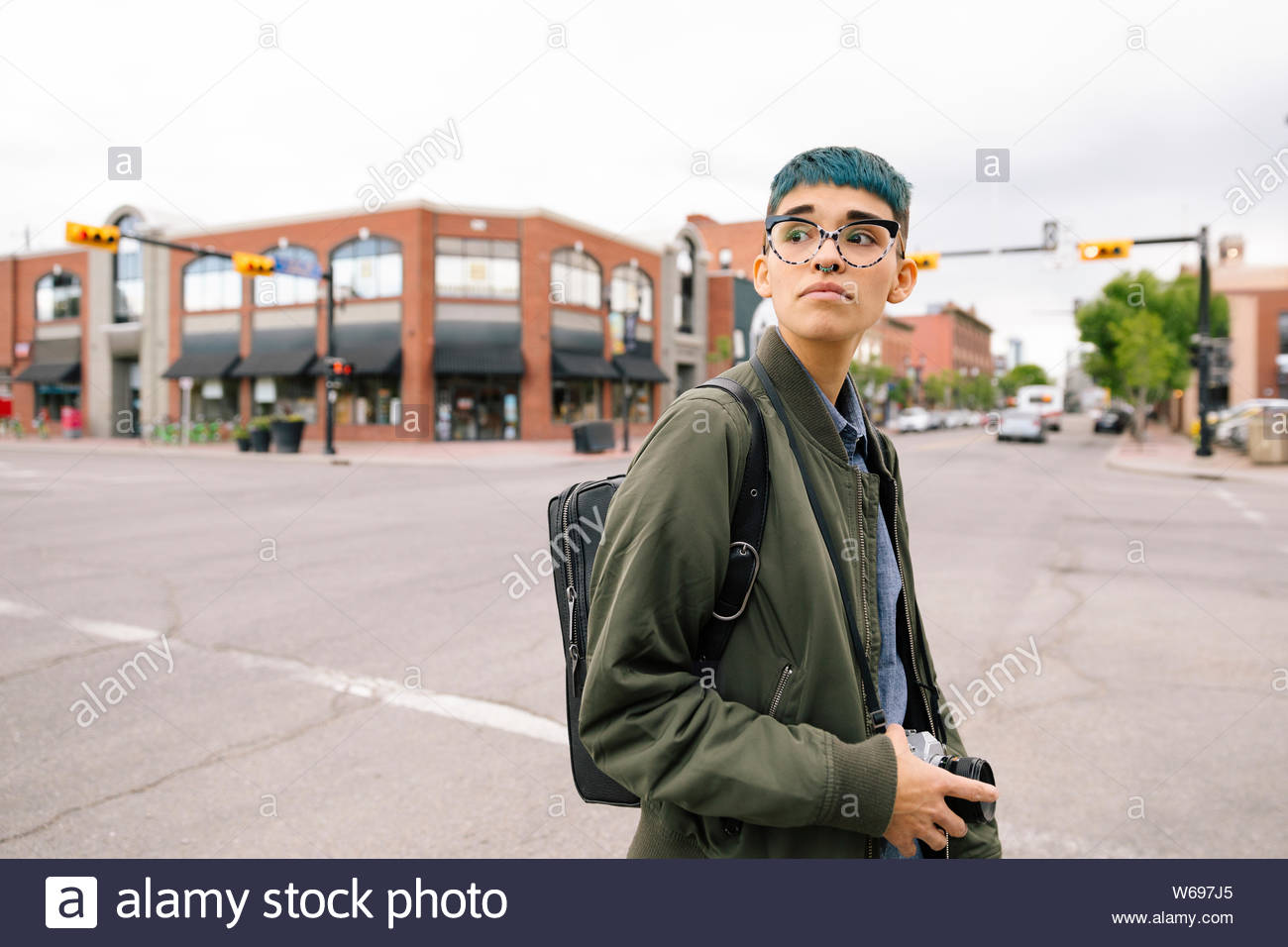 Back view young woman on street hi-res stock photography and images - Alamy
