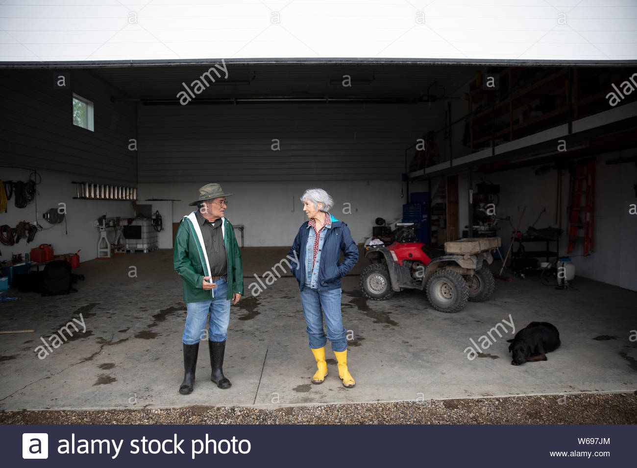 Farmer couple barn hi-res stock photography and images - Alamy