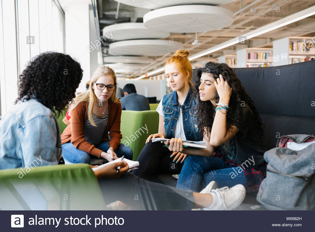 Student collaboration hi-res stock photography and images - Alamy