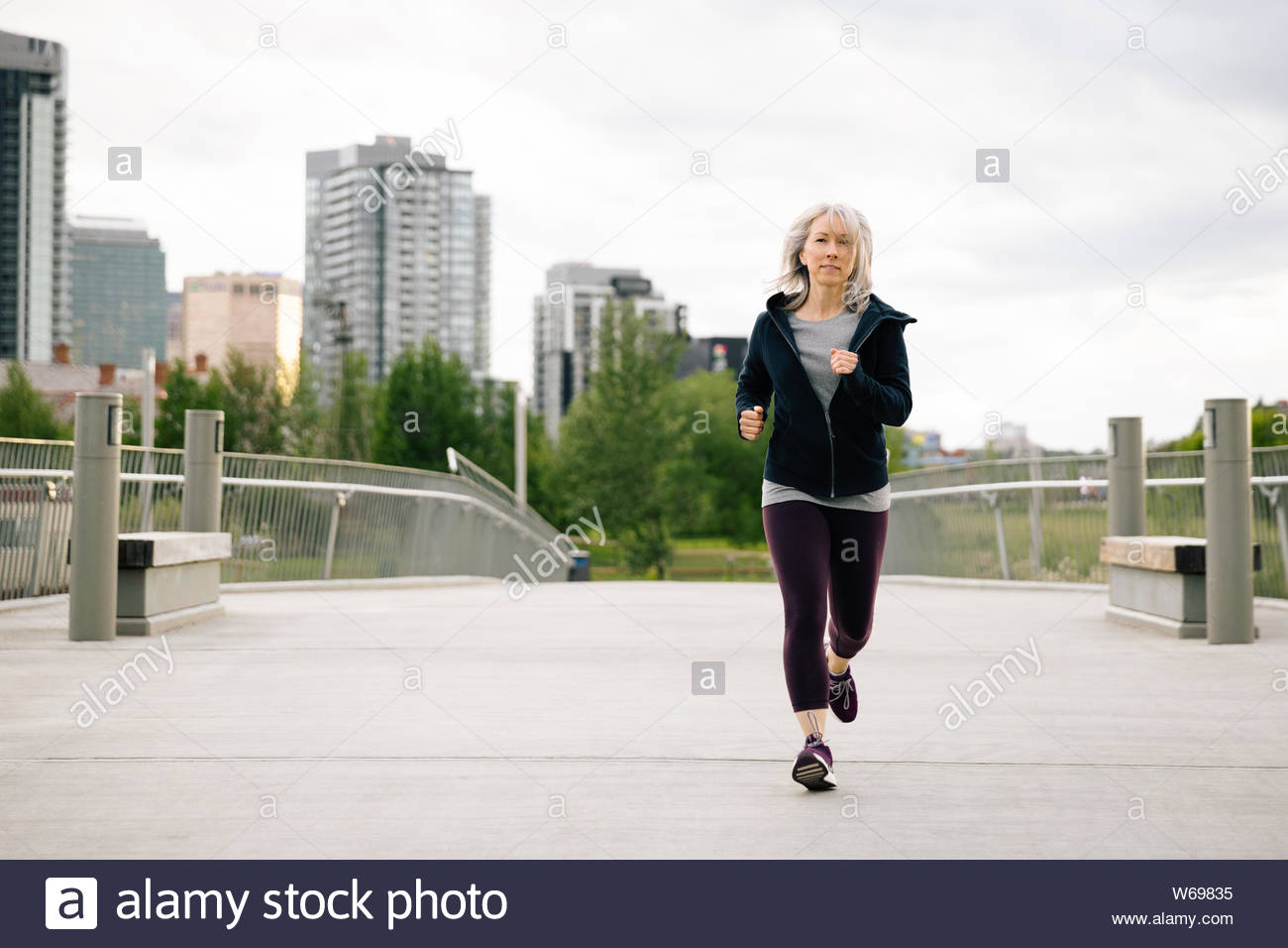 Mature woman running hi-res stock photography and images - Alamy
