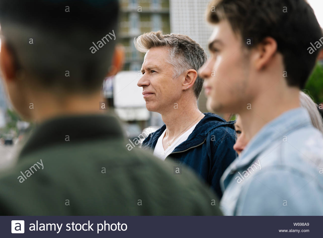 People cross street hi-res stock photography and images - Alamy