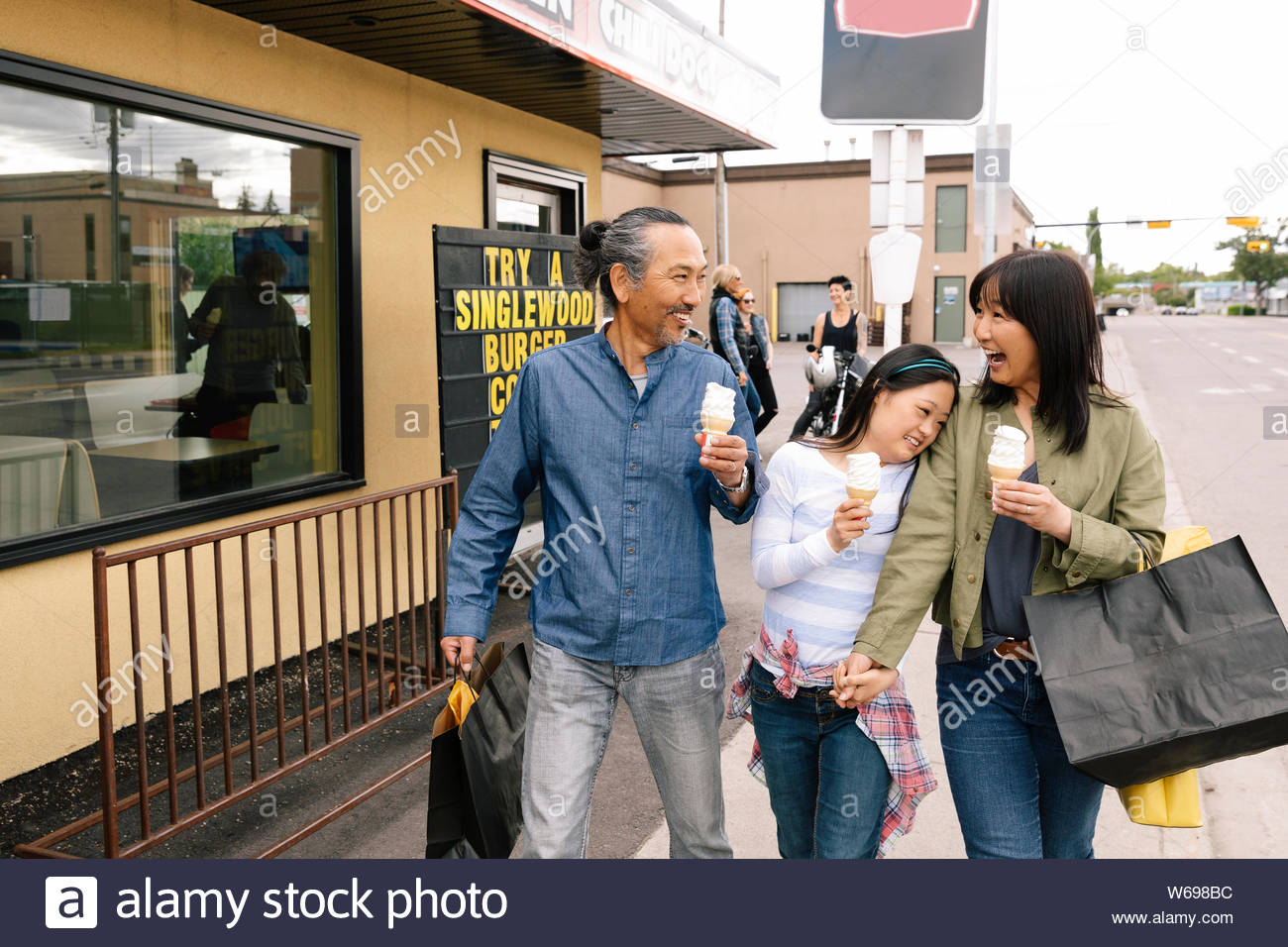 Family ice cream cone hi-res stock photography and images - Alamy