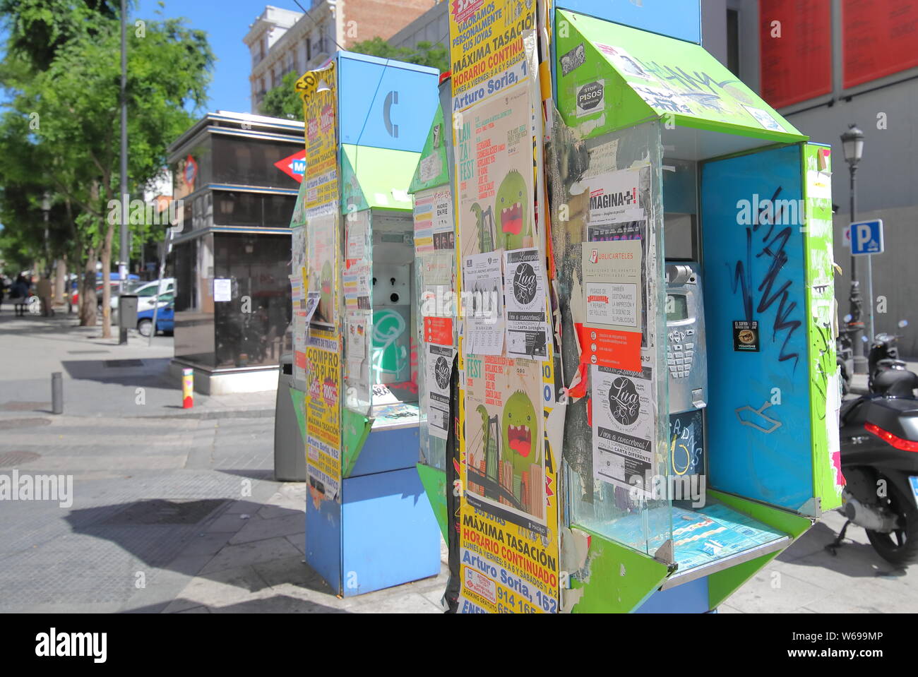 Public phone madrid hi-res stock photography and images - Alamy