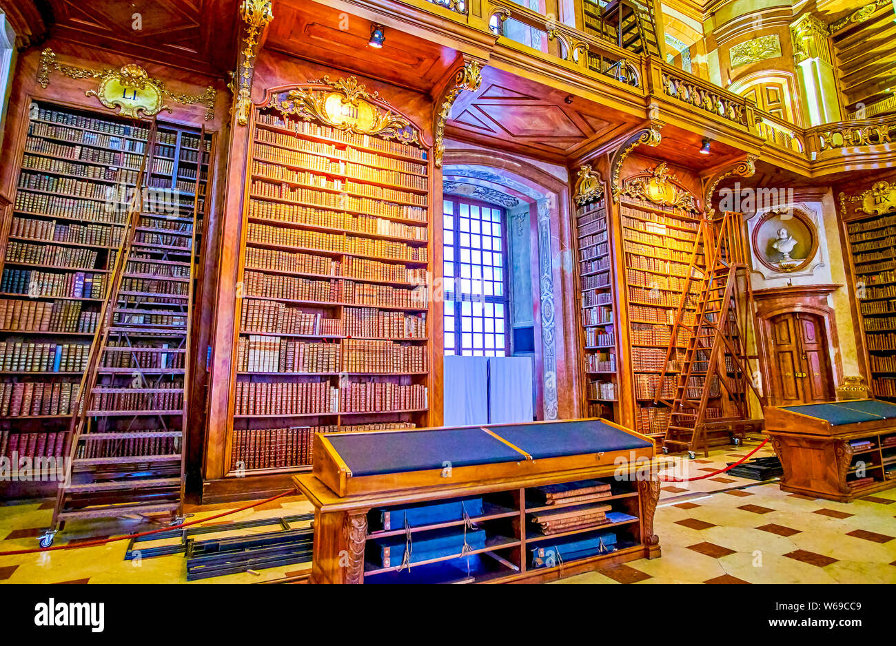 Old library interior hi-res stock photography and images - Alamy