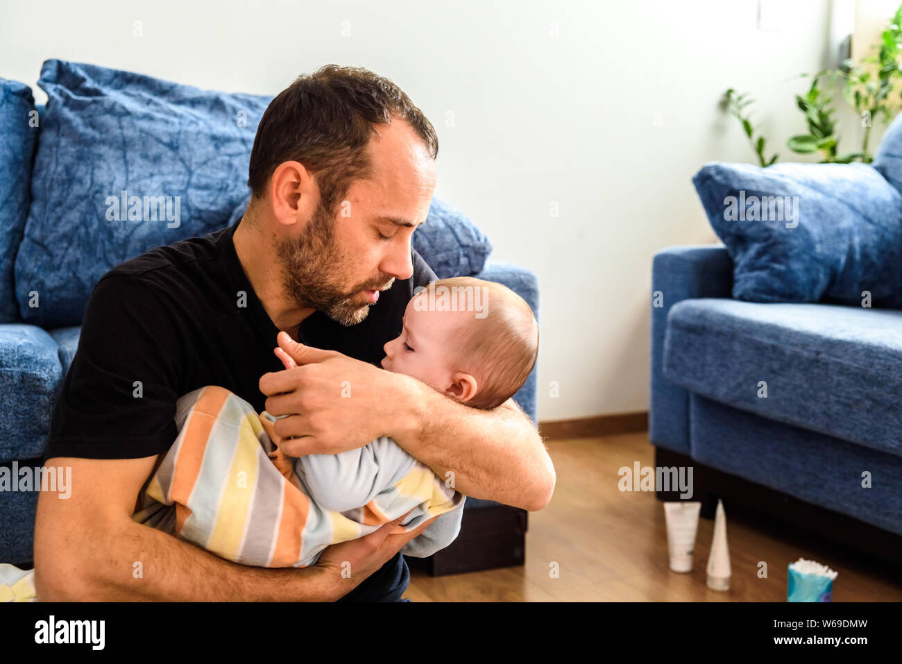 Dad hugging his baby daughter lovingly Stock Photo - Alamy