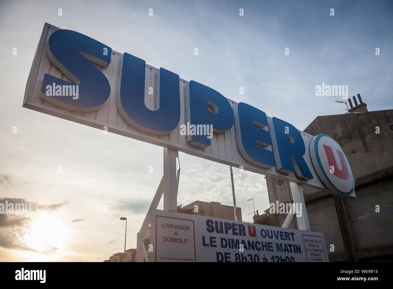 Super logo hi-res stock photography and images - Alamy
