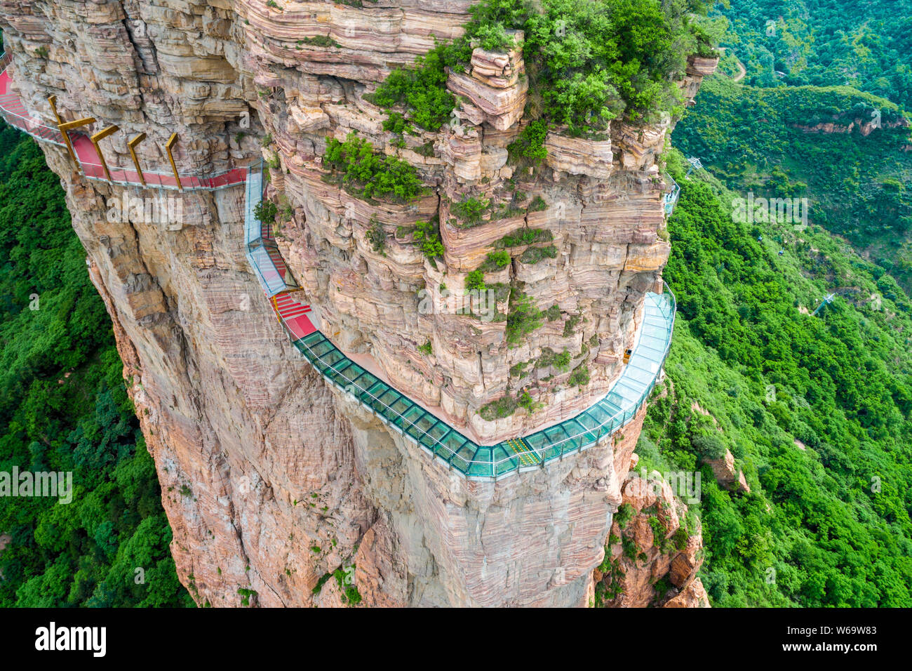 Walkway cliff china aerial hi-res stock photography and images - Alamy