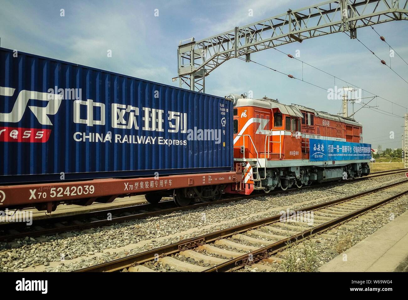 A finished vehicle import block train of China-Europe Railway Express ...