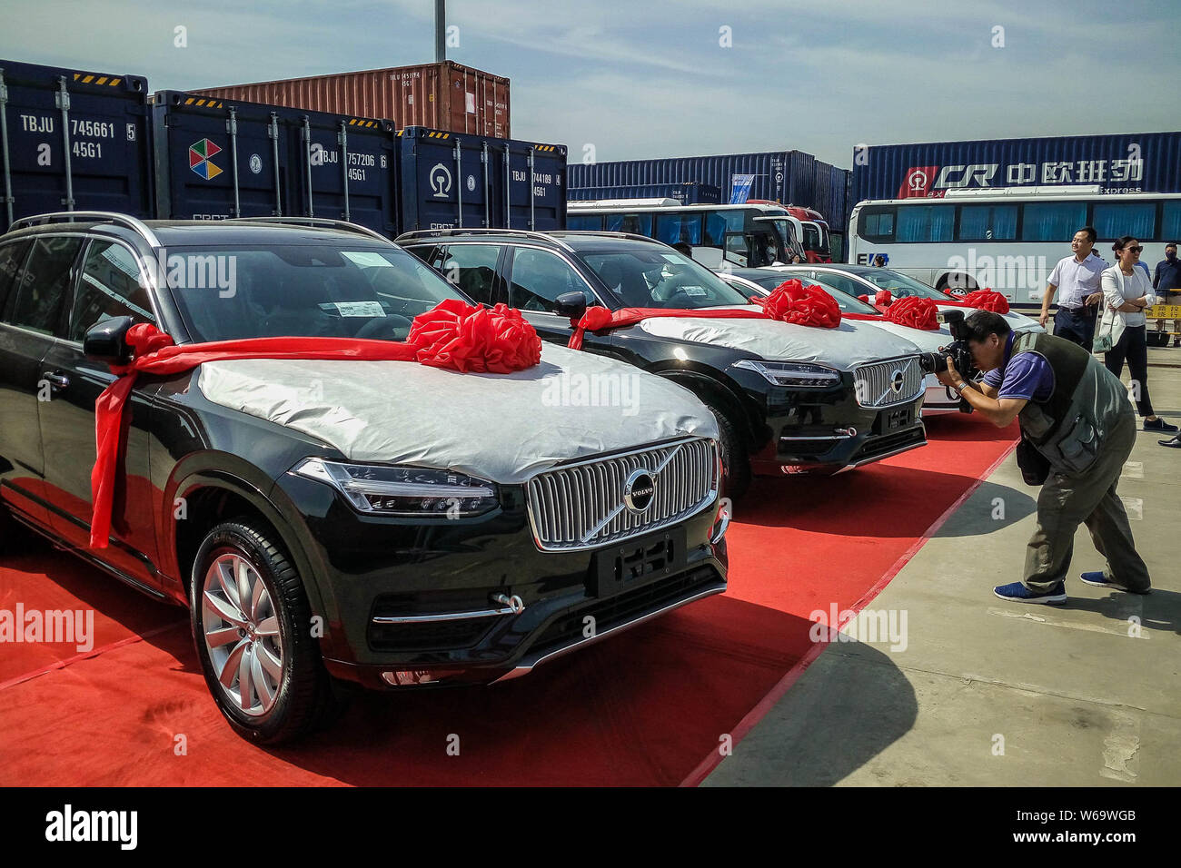 160 Volvo cars transported by a finished vehicle import block train of ...
