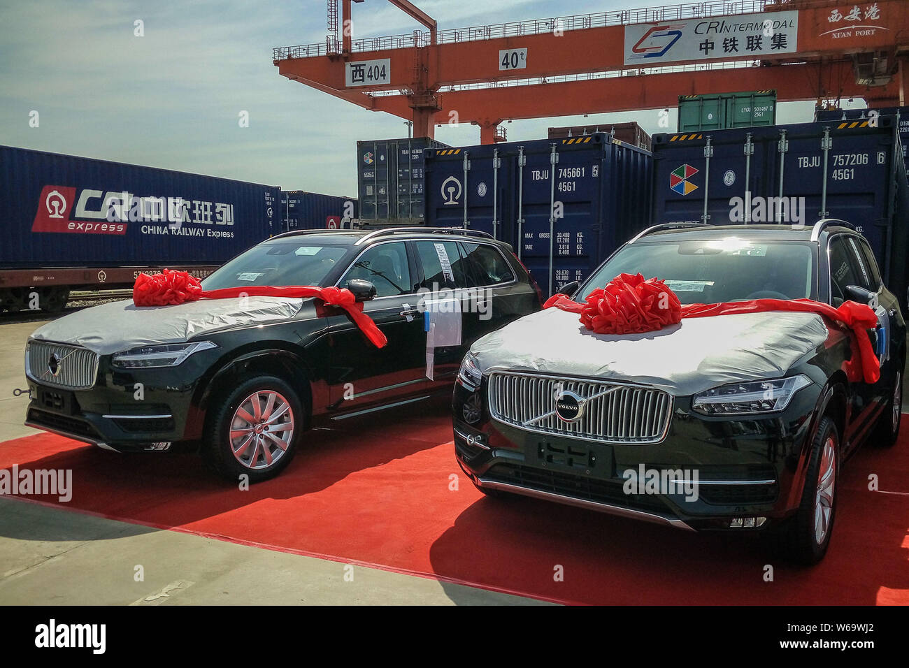 160 Volvo cars transported by a finished vehicle import block train of ...