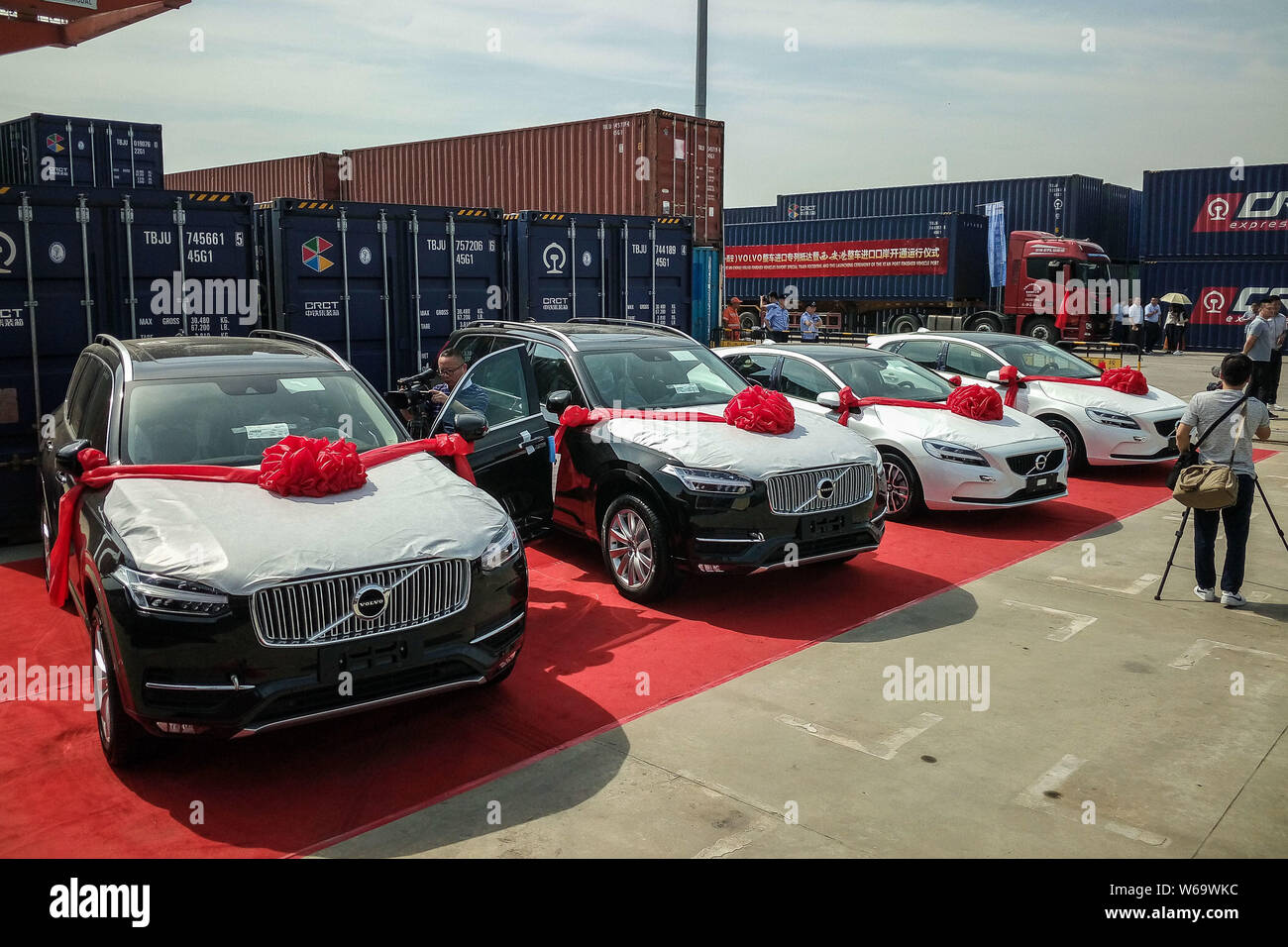 160 Volvo cars transported by a finished vehicle import block train of ...