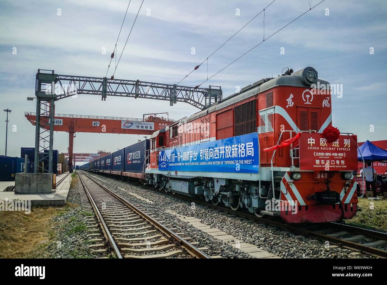 A finished vehicle import block train of China-Europe Railway Express ...